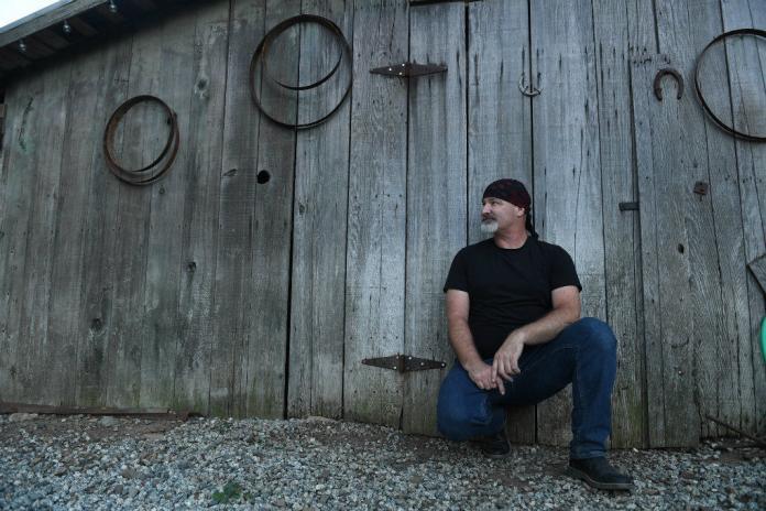 World Premiere Video: Mike Osborn “Family Crest” – American Blues Scene